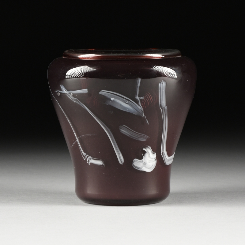 David Traub | AN ART GLASS VASE (1981) | MutualArt