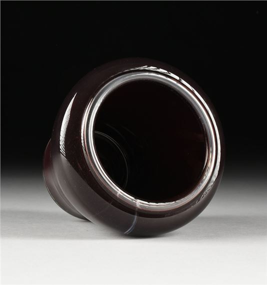 David Traub | AN ART GLASS VASE (1981) | MutualArt