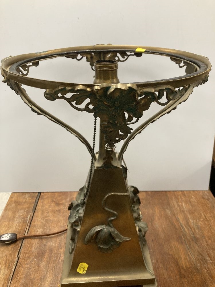 Pairpoint Glass Company | Pairpoint Table Lamp with Rose Bouquet Puffy ...