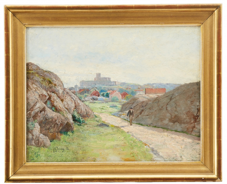 Anton Genberg | Man på promenad med Carlstens fästning i bakgrunden ...