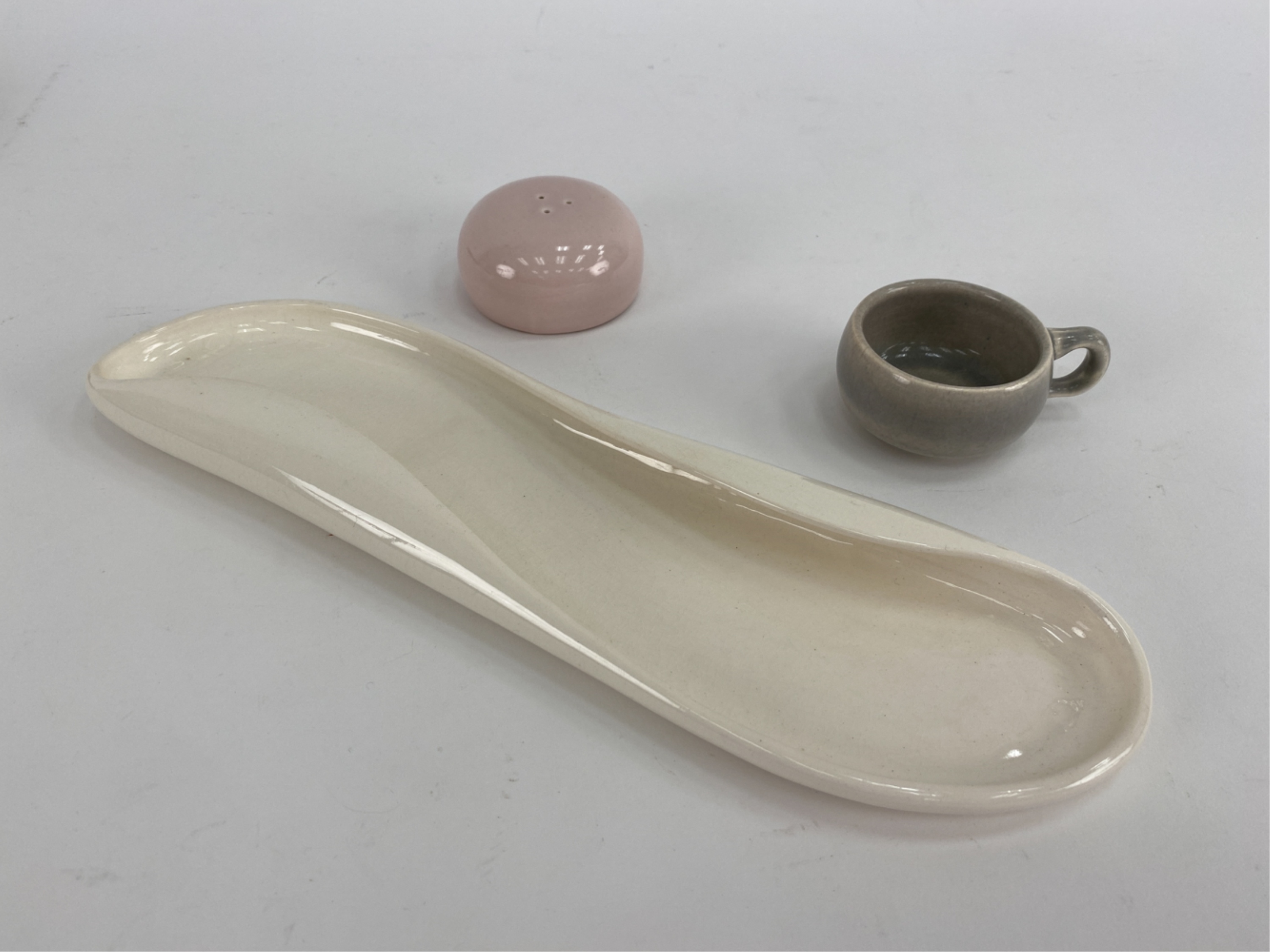 Russel Wright | Grouping of Mid-Century Modern Russel Wright dinnerware. Coveted celery dish in ...