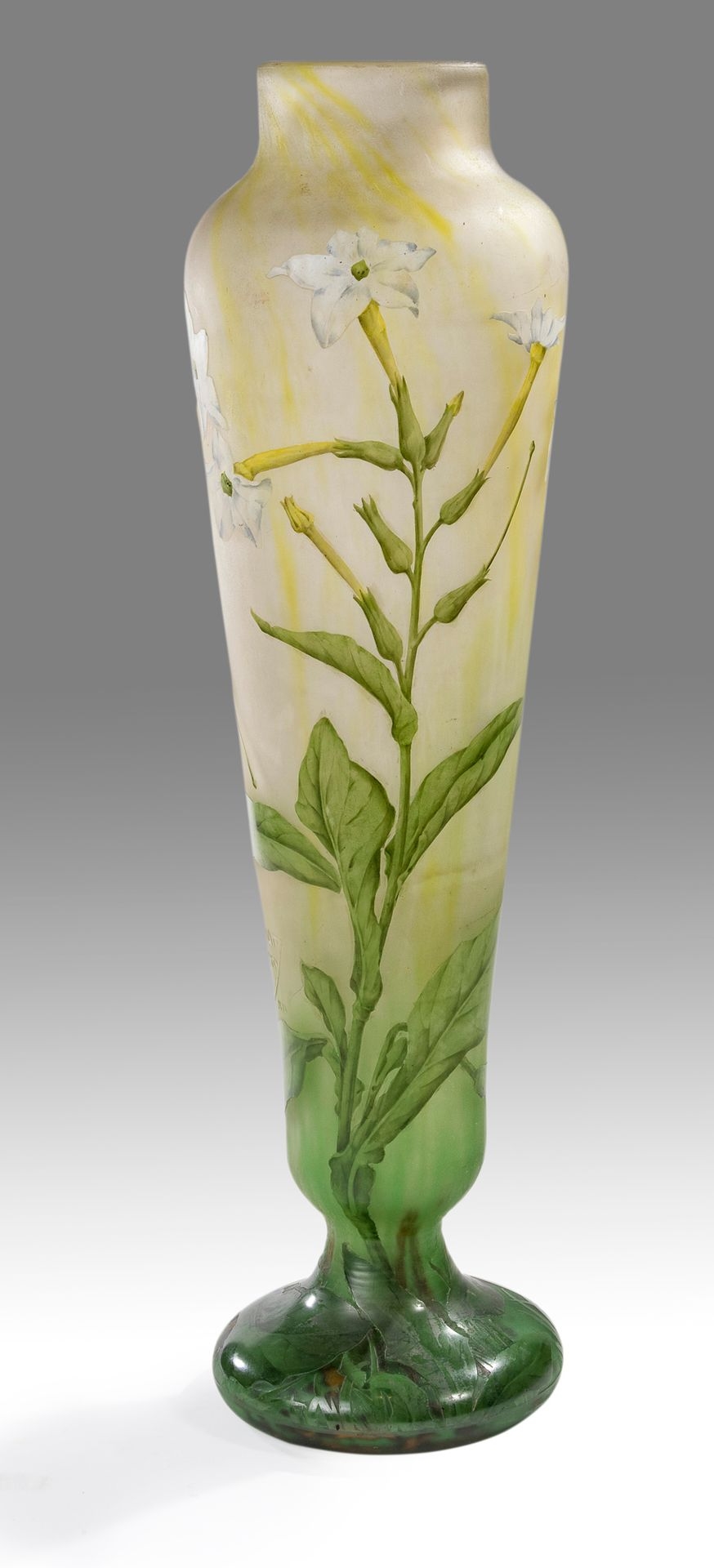 Daum Frères | Important vase fuseau en verre multicouches dégagé à l ...