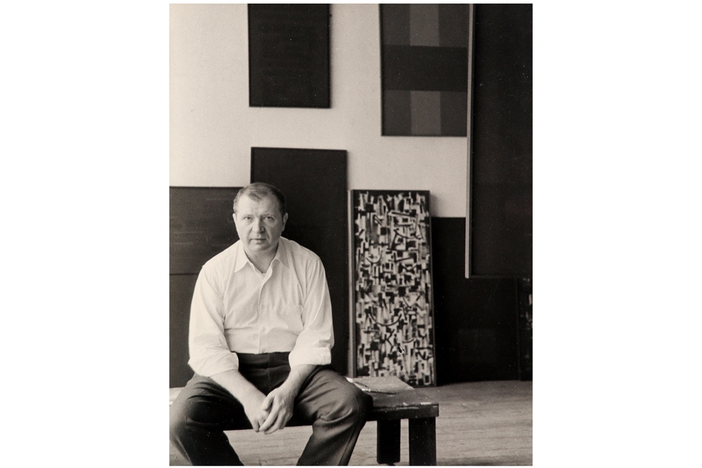 Gert Berliner | Ad Reinhardt in zijn atelier in New York (1962) | MutualArt