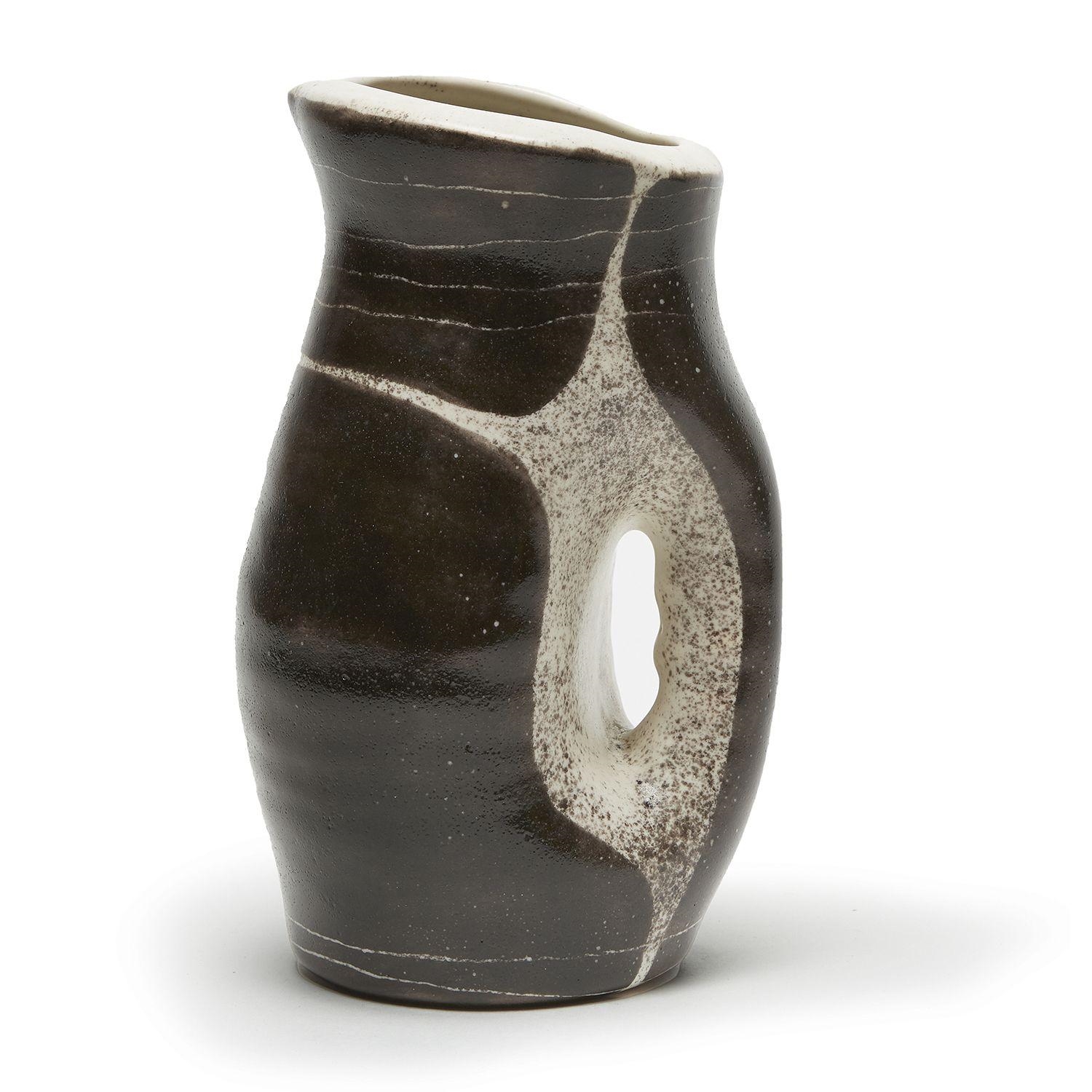 Mado Jolain | Vase-pichet en faïence émaillée noir et gris moucheté ...