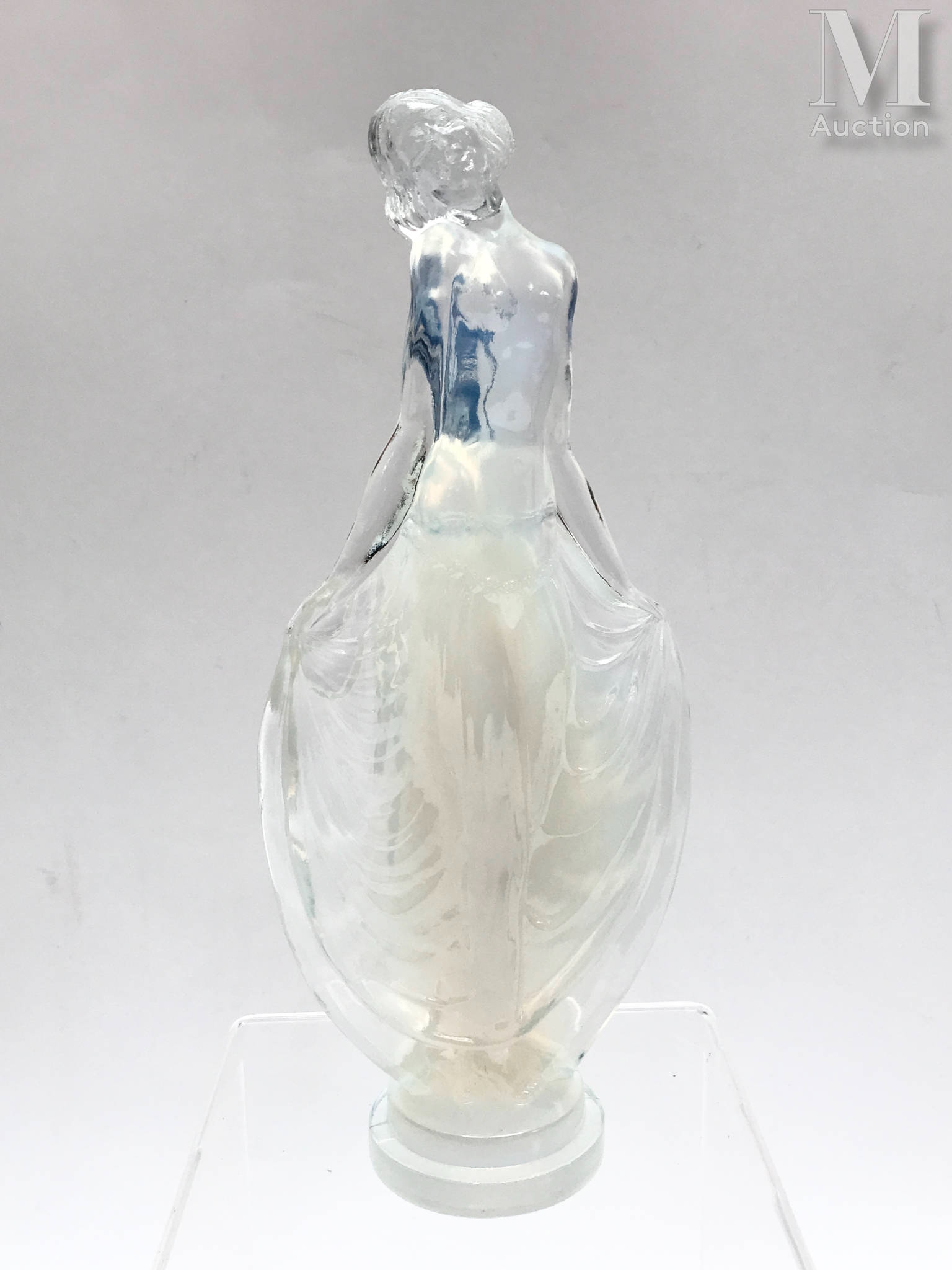 Lucille Sevin | Femme ouvrant les pans de sa robe | MutualArt