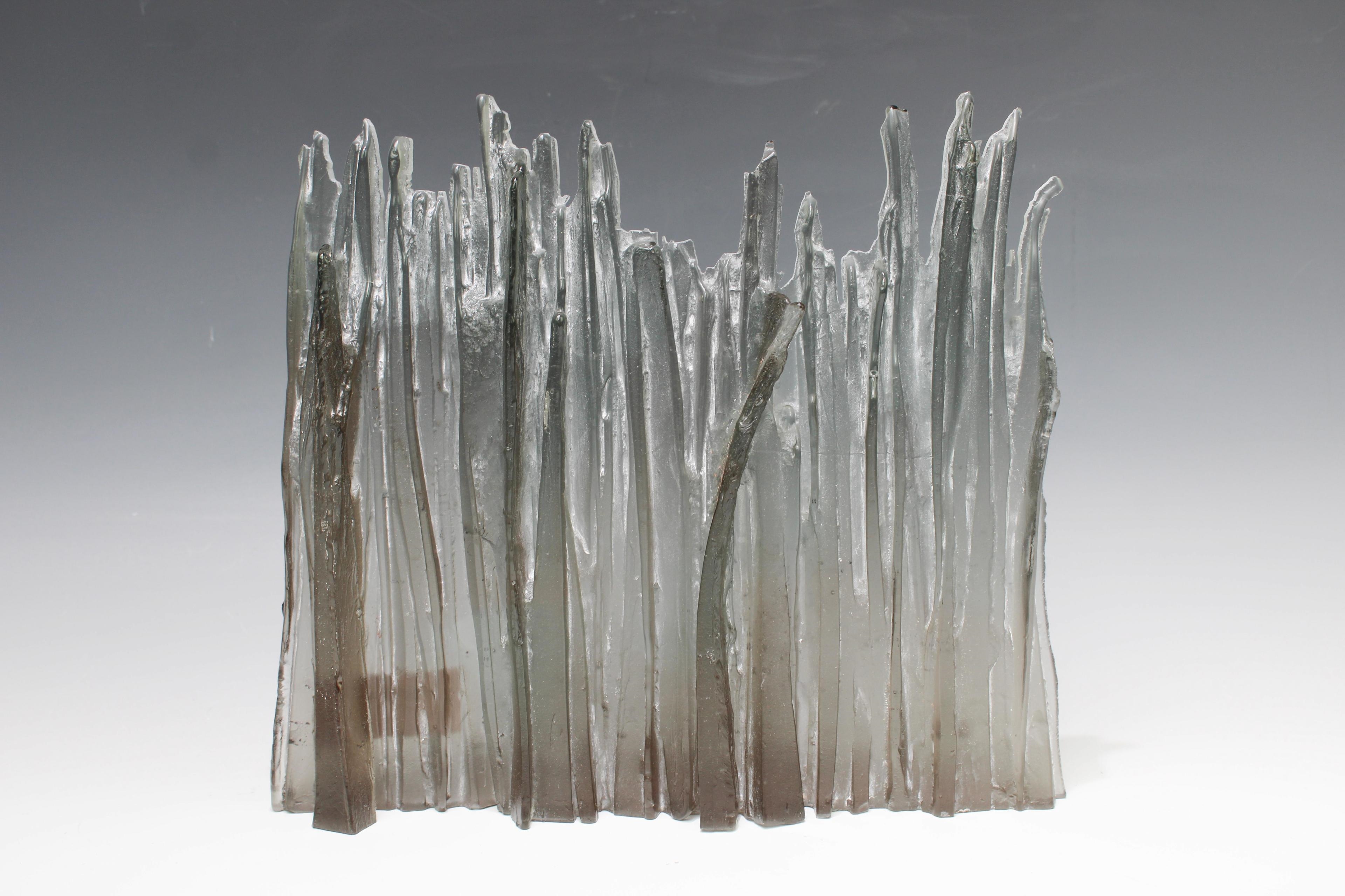 Susan Hammond | Het glassculptuur bestaande uit grillige rotsachtige ...