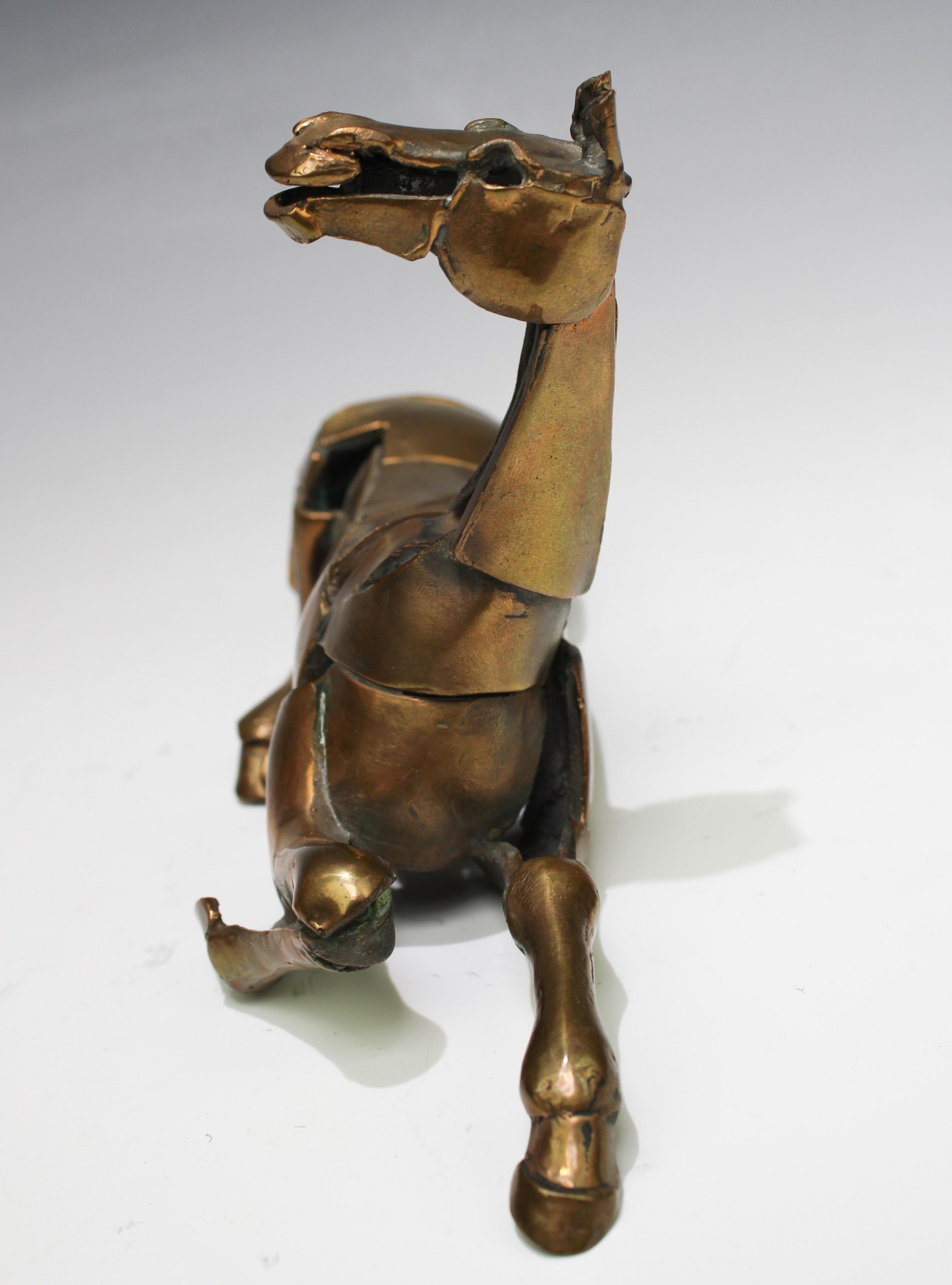 Rik Poot | Beeld van een geabstraheerd liggend paard | MutualArt