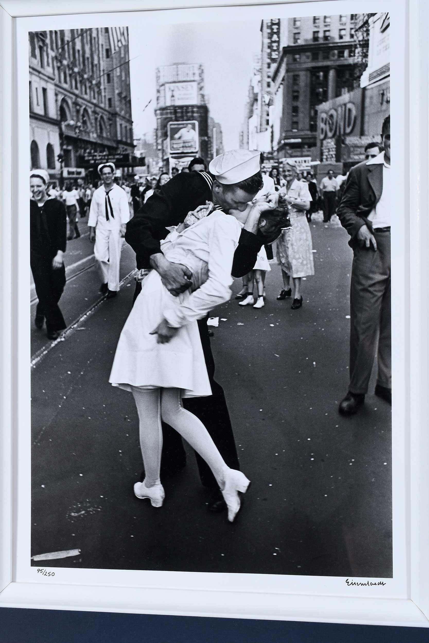 Alfred Eisenstaedt | V-J Day, Times Square, New York City (1945 ...