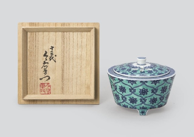 Imaizumi Imaemon | Iro-nabeshima incense burner with traditional ...