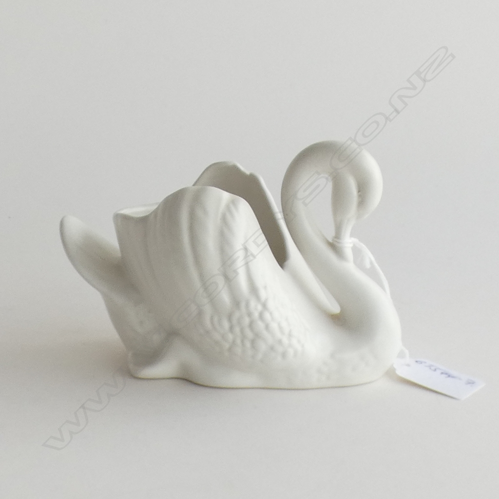 Crown Lynn | CROWN LYNN SMALL WHITE SWAN VASE #.154 | MutualArt