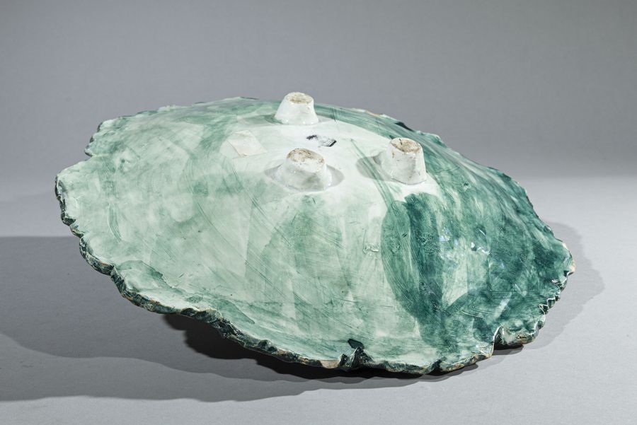 Max Claudet | Grand plat sur trois pieds en céramique émaillée | MutualArt