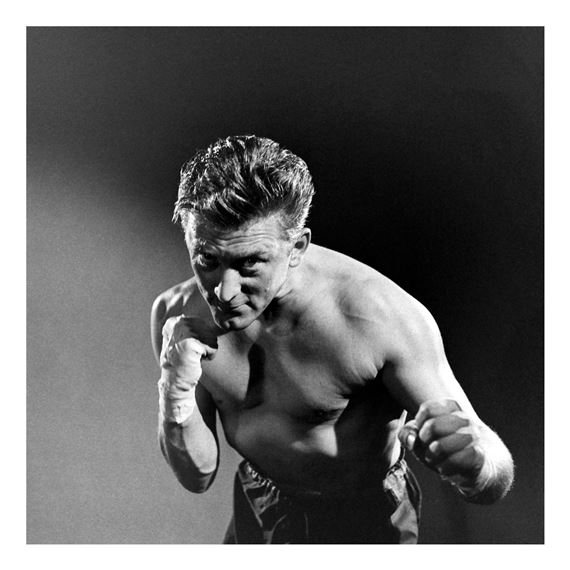 Allan Grant | American actor Kirk Douglas leaning forward in a boxer's ...