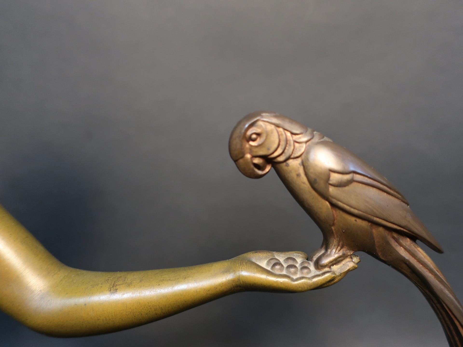 Demetre H. Chiparus | : Femme au perroquet. Sujet en régule à deux ...