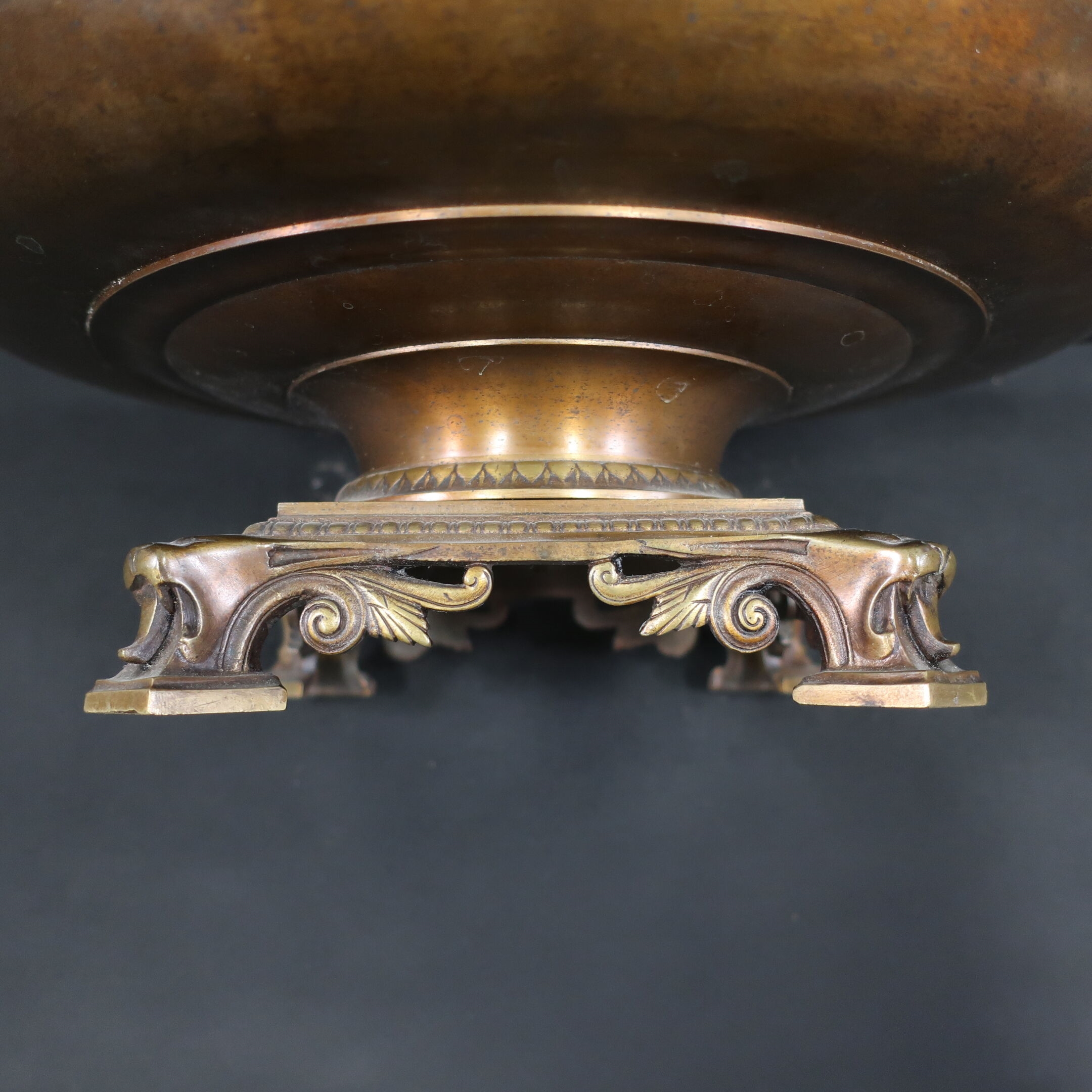 Alfred Pierre Richard | : Coupe sur pieds en bronze à décor d'un berger ...
