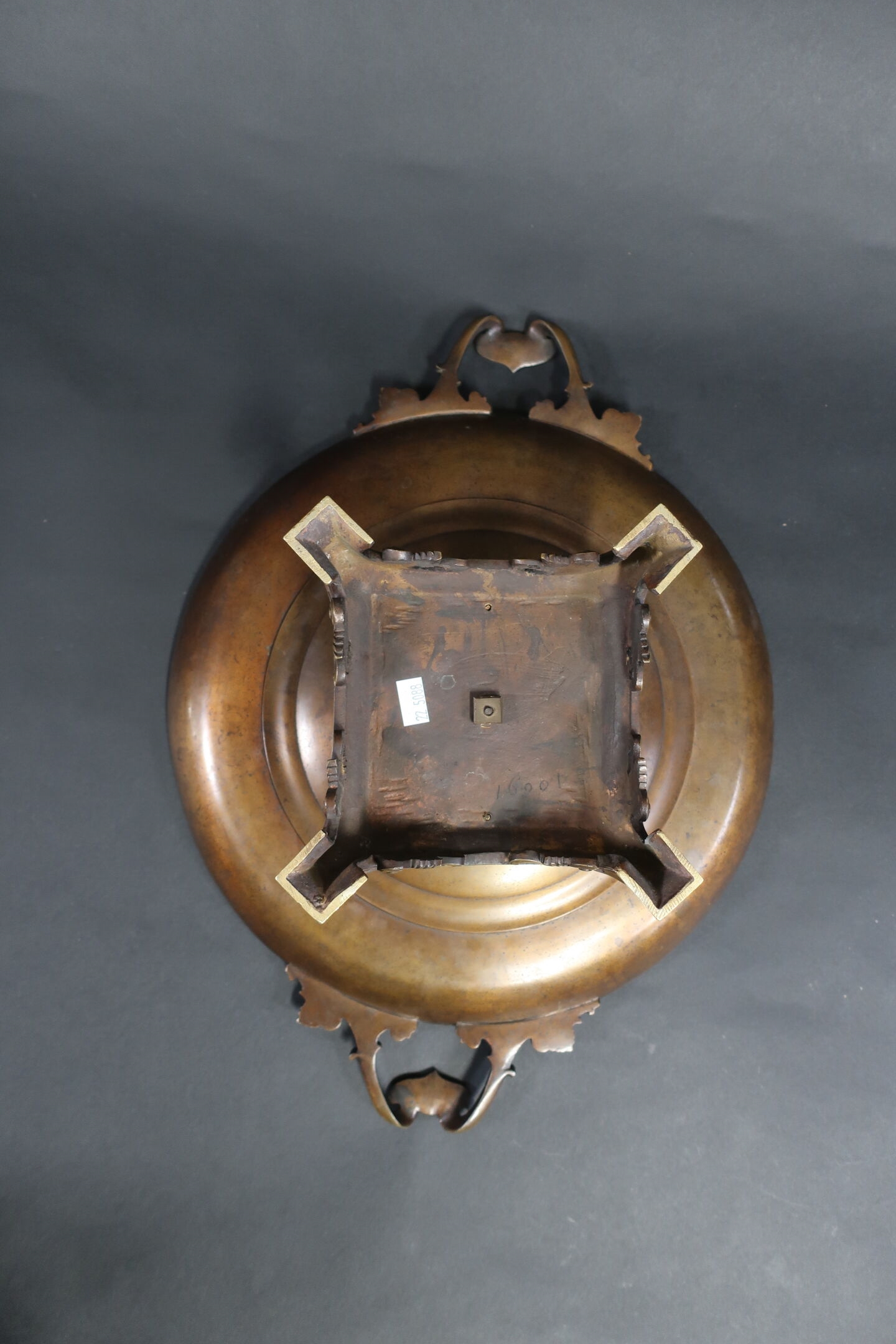 Alfred Pierre Richard | : Coupe sur pieds en bronze à décor d'un berger ...