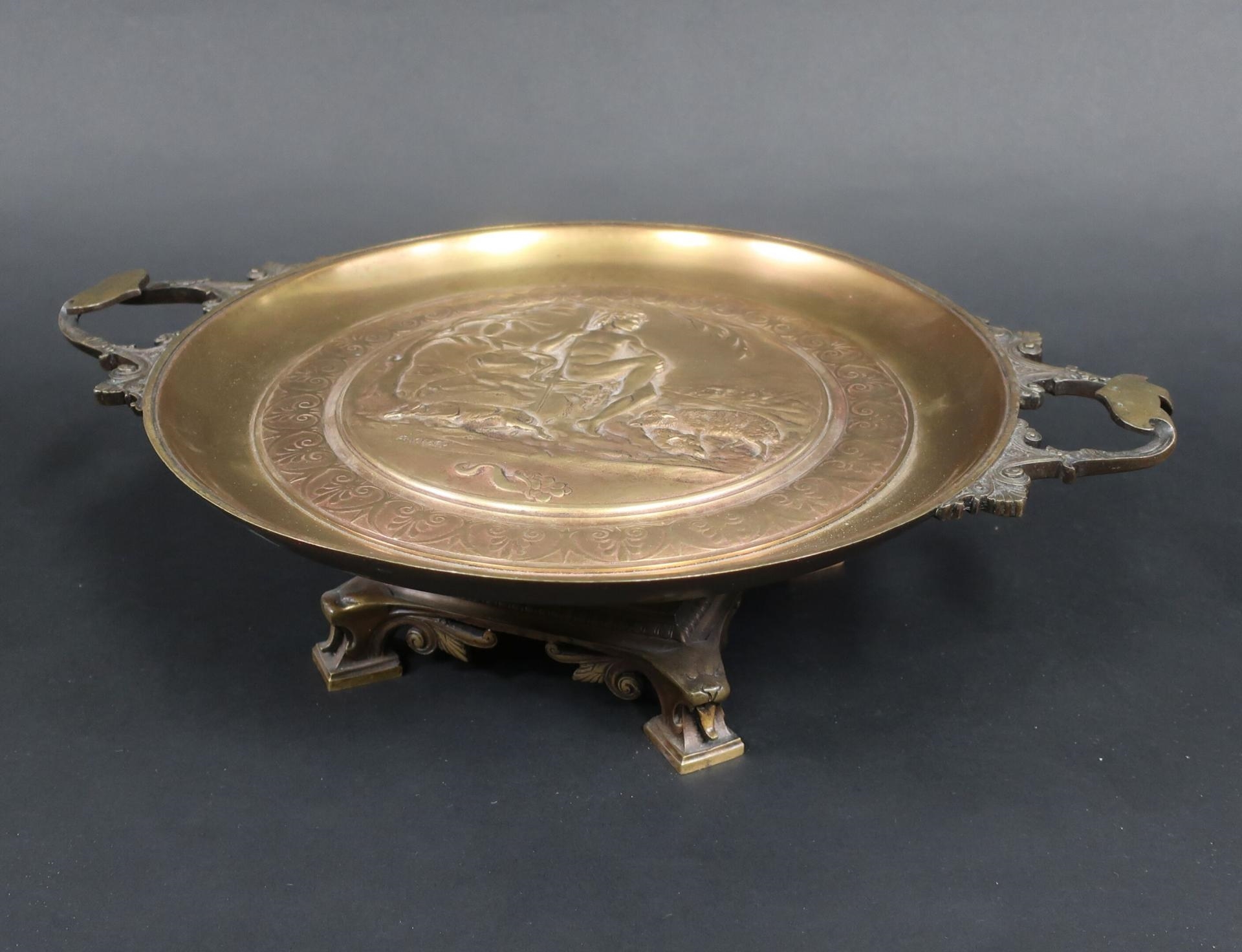 Alfred Pierre Richard | : Coupe sur pieds en bronze à décor d'un berger ...