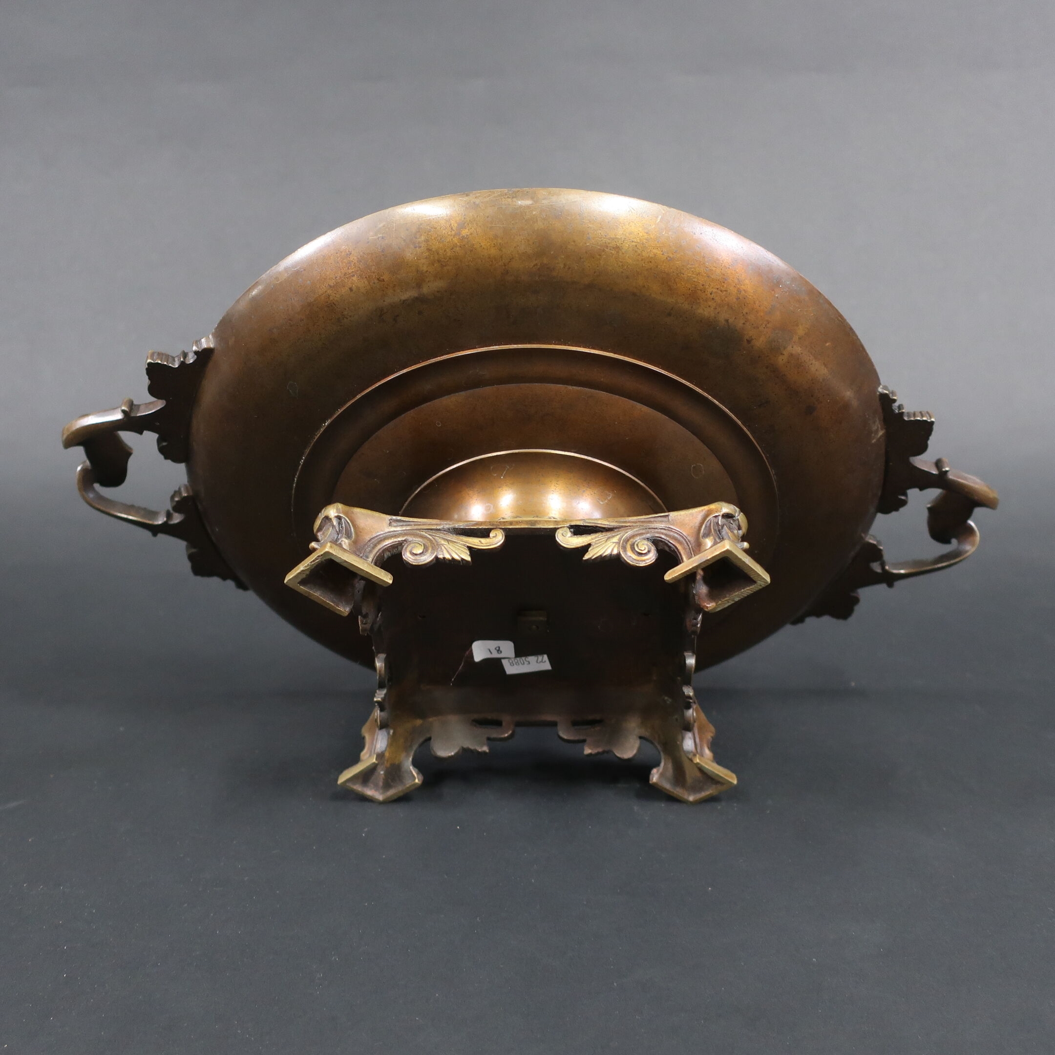 Alfred Pierre Richard | : Coupe sur pieds en bronze à décor d'un berger ...