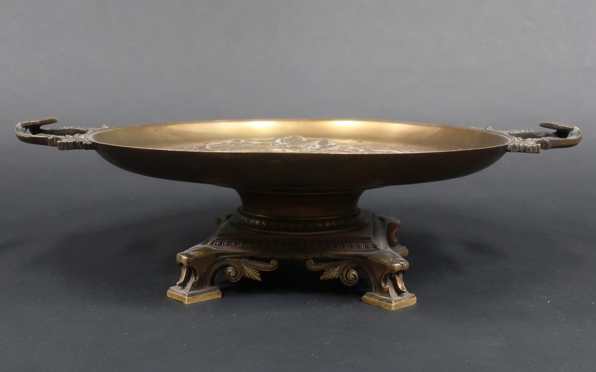 Alfred Pierre Richard | : Coupe sur pieds en bronze à décor d'un berger ...