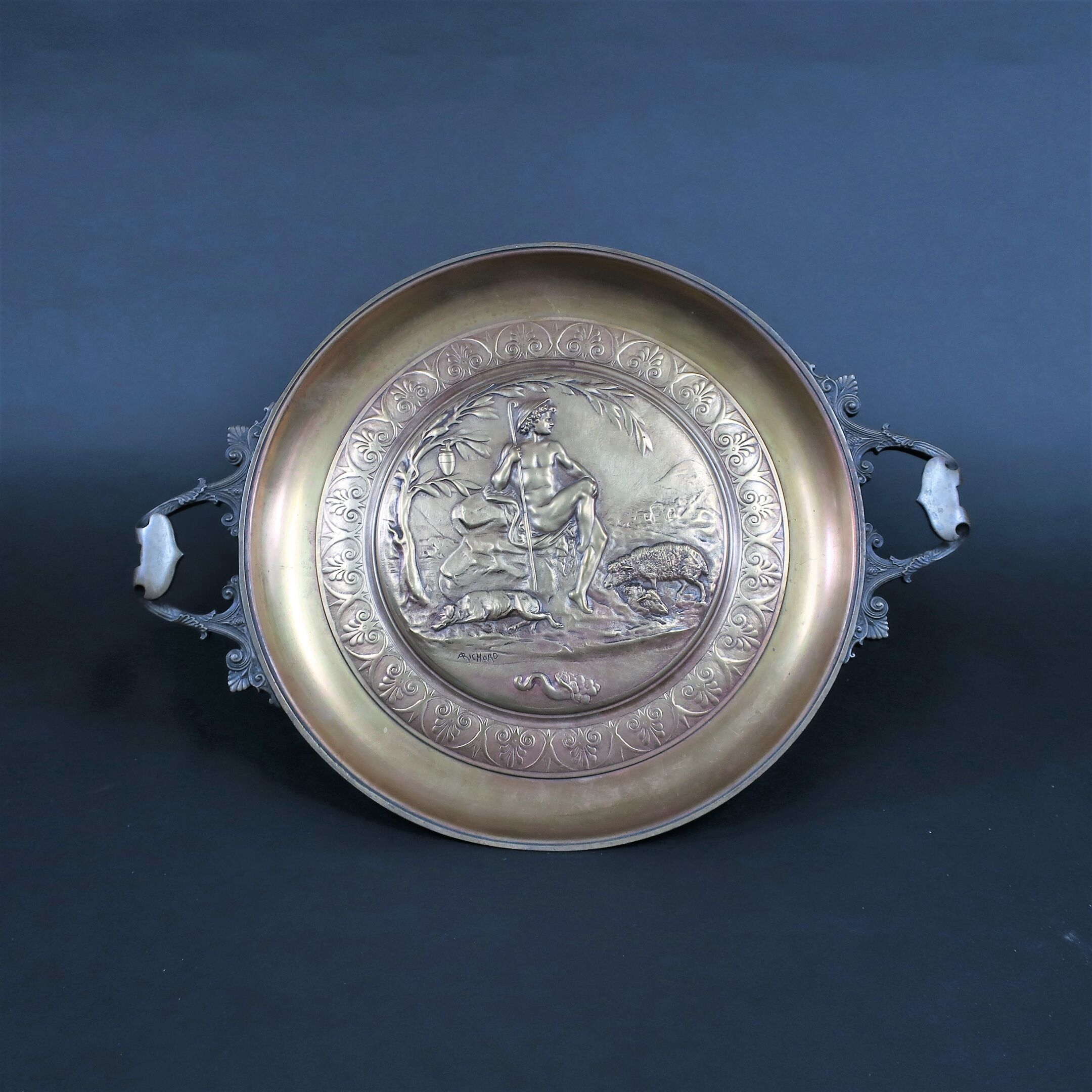 Alfred Pierre Richard | : Coupe sur pieds en bronze à décor d'un berger ...