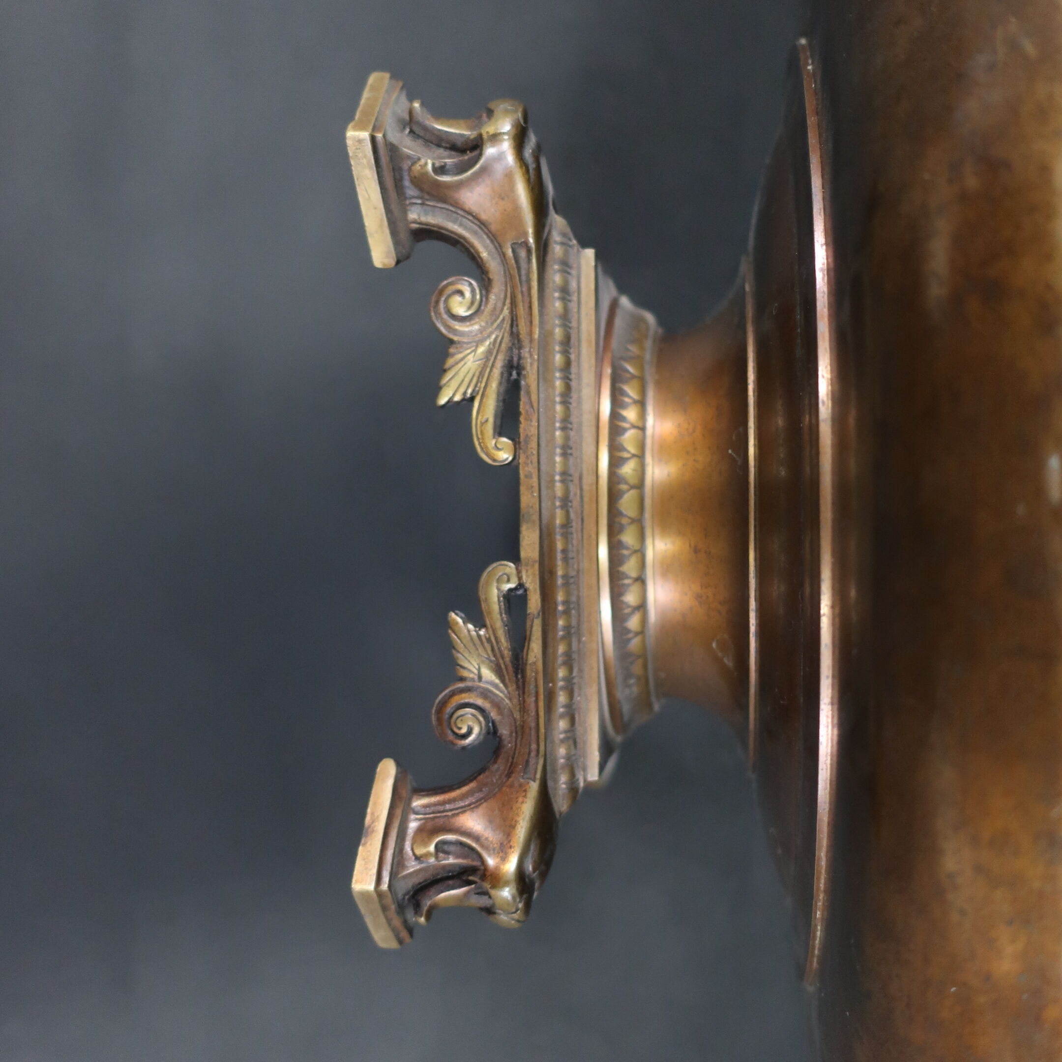 Alfred Pierre Richard | : Coupe sur pieds en bronze à décor d'un berger ...