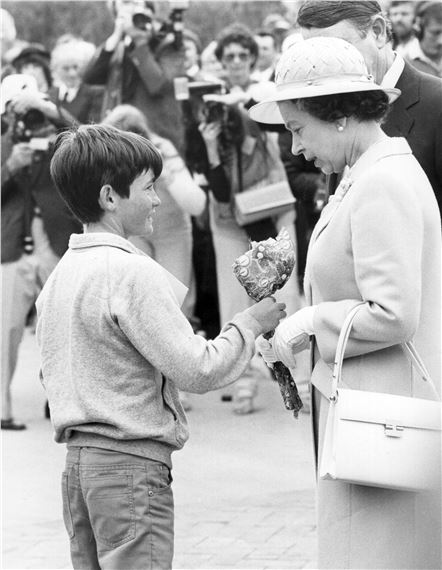 Alan Purcell | Queen Elizabeth accepting flowers from a Blacktown boy ...