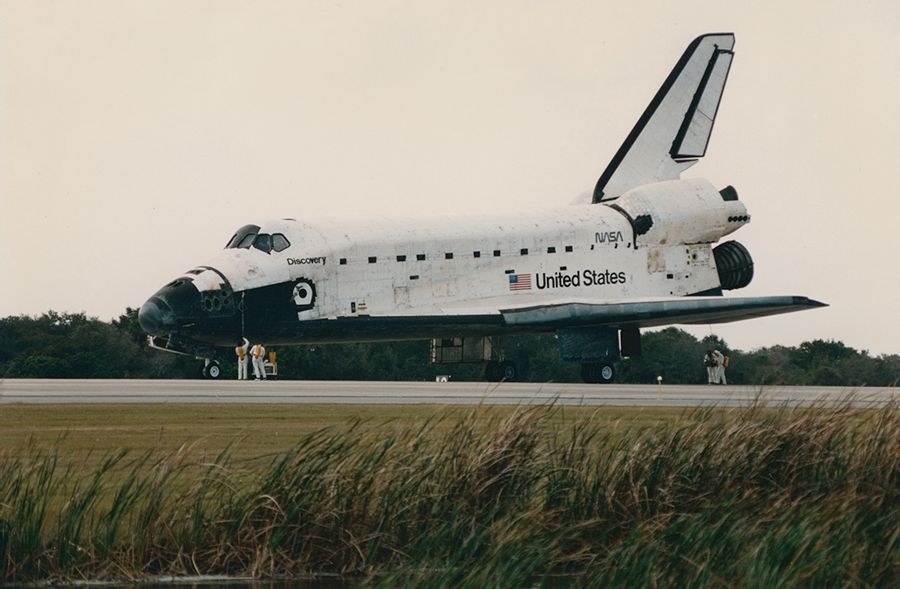 NASA | Beautiful ground view of the huge orbiter DISCOVERY (Mission STS-60) just landed on the ...