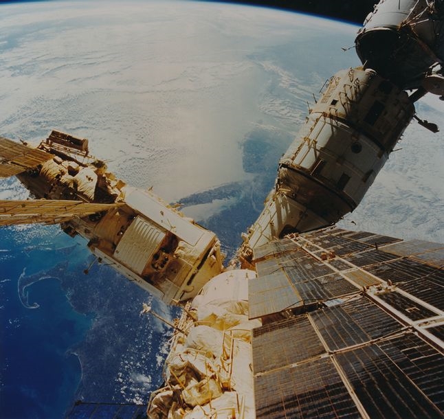 NASA | A great bird's eye view of the globe from the ATLANTIS ...