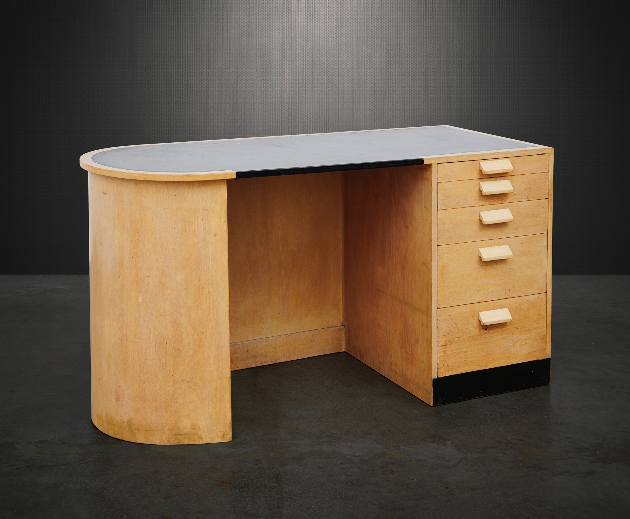 Gerald Summers | D-END DESK (2018) | MutualArt