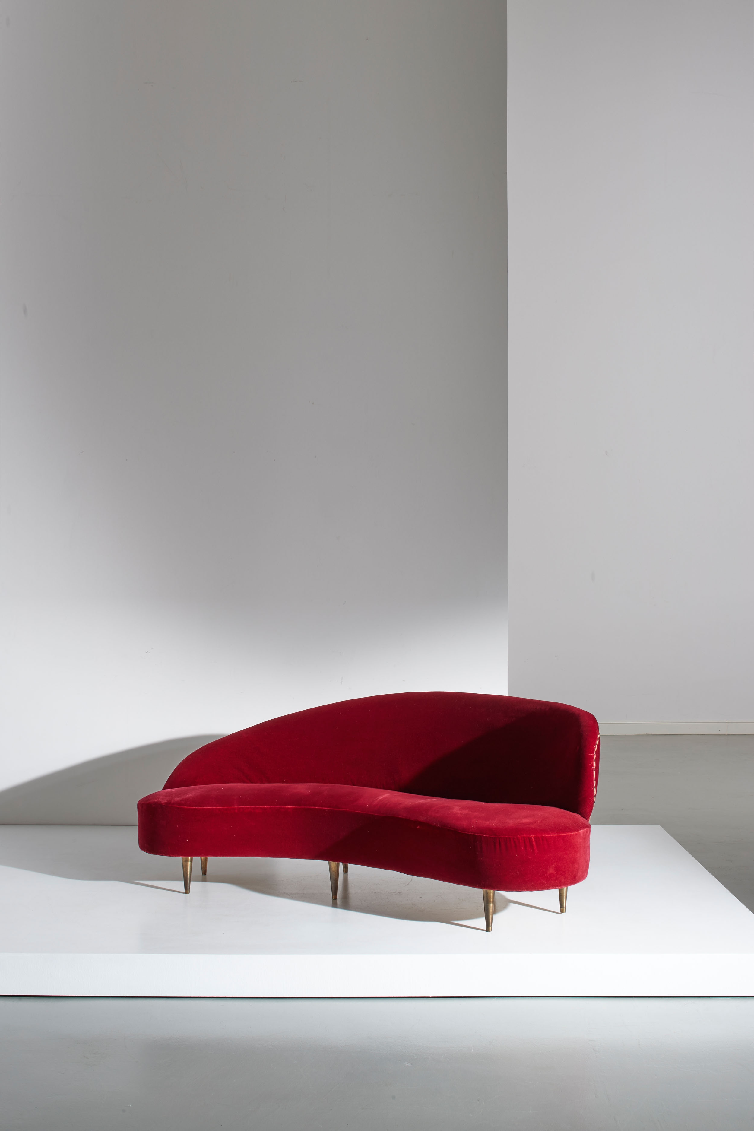 Federico Munari | Divano curvo | MutualArt