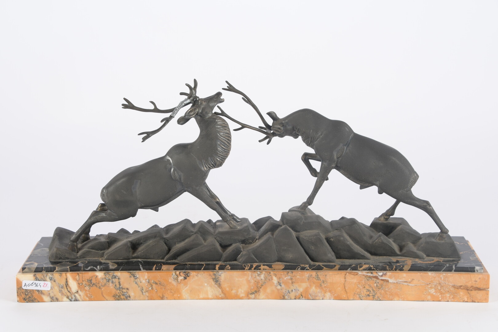 Irénée Rochard | 6-1984). Combat de cerfs. Groupe en régule sur un ...