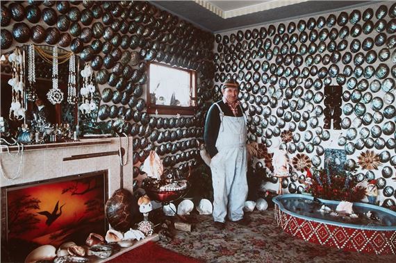 Robin Morrison | Fred Flutey in his Pāua shell living room (1974 ...