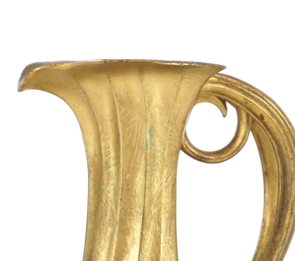 A. LANDRAU | Pichet en bronze doré à corps triangulaire (Circa 1900 ...