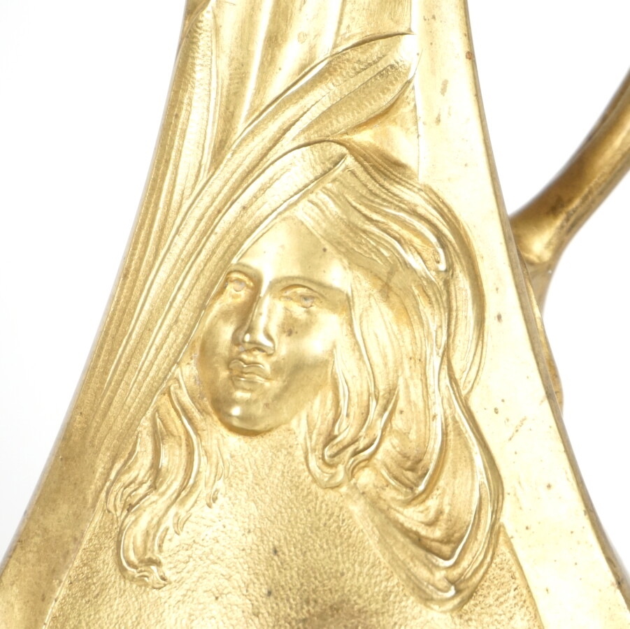A. LANDRAU | Pichet en bronze doré à corps triangulaire (Circa 1900 ...