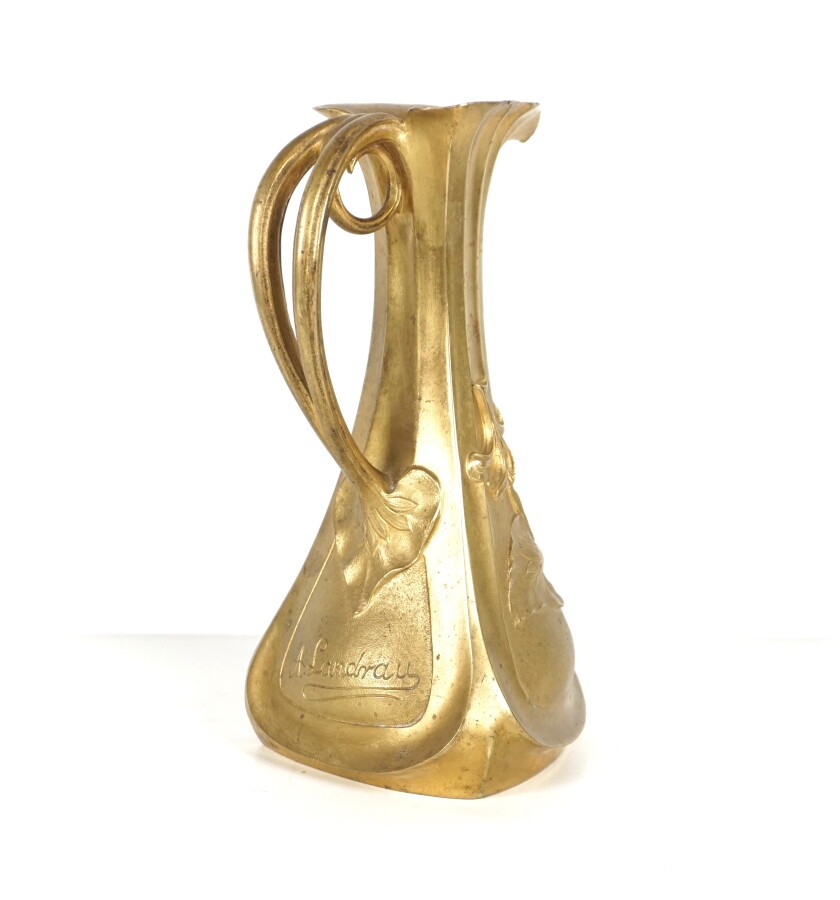 A. LANDRAU | Pichet en bronze doré à corps triangulaire (Circa 1900 ...