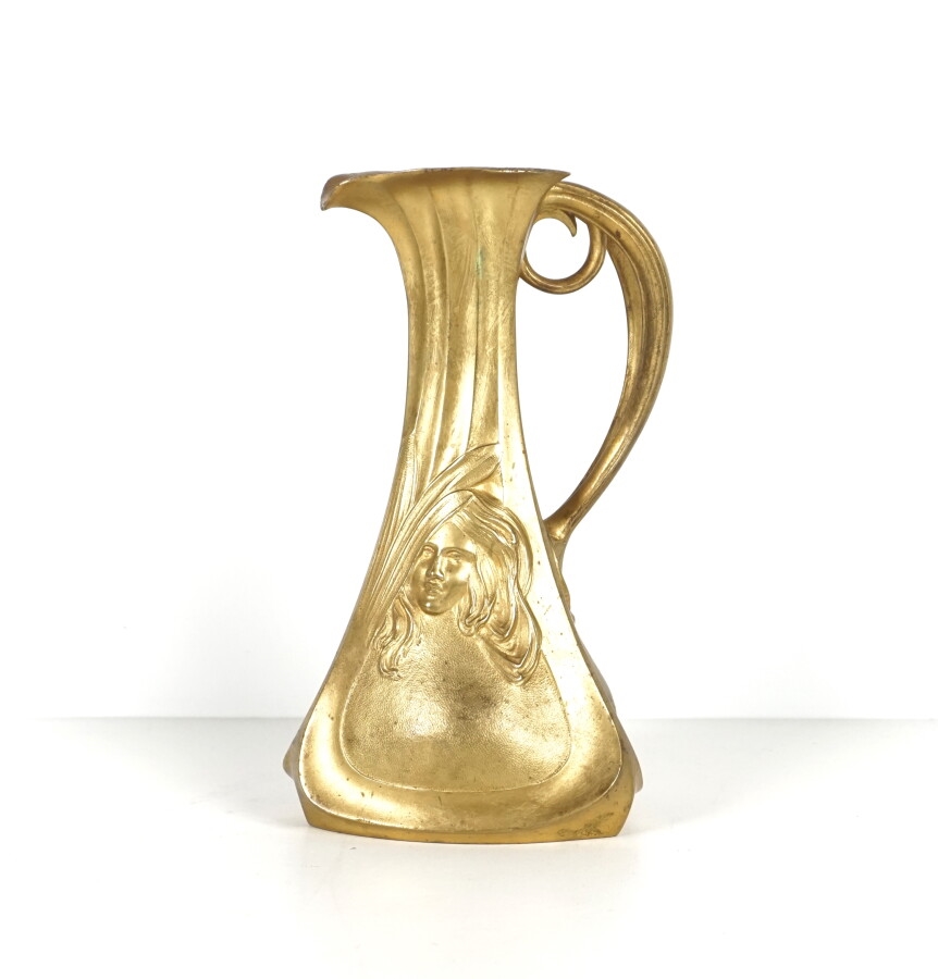 A. LANDRAU | Pichet en bronze doré à corps triangulaire (Circa 1900 ...