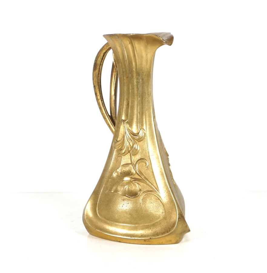 A. LANDRAU | Pichet en bronze doré à corps triangulaire (Circa 1900 ...