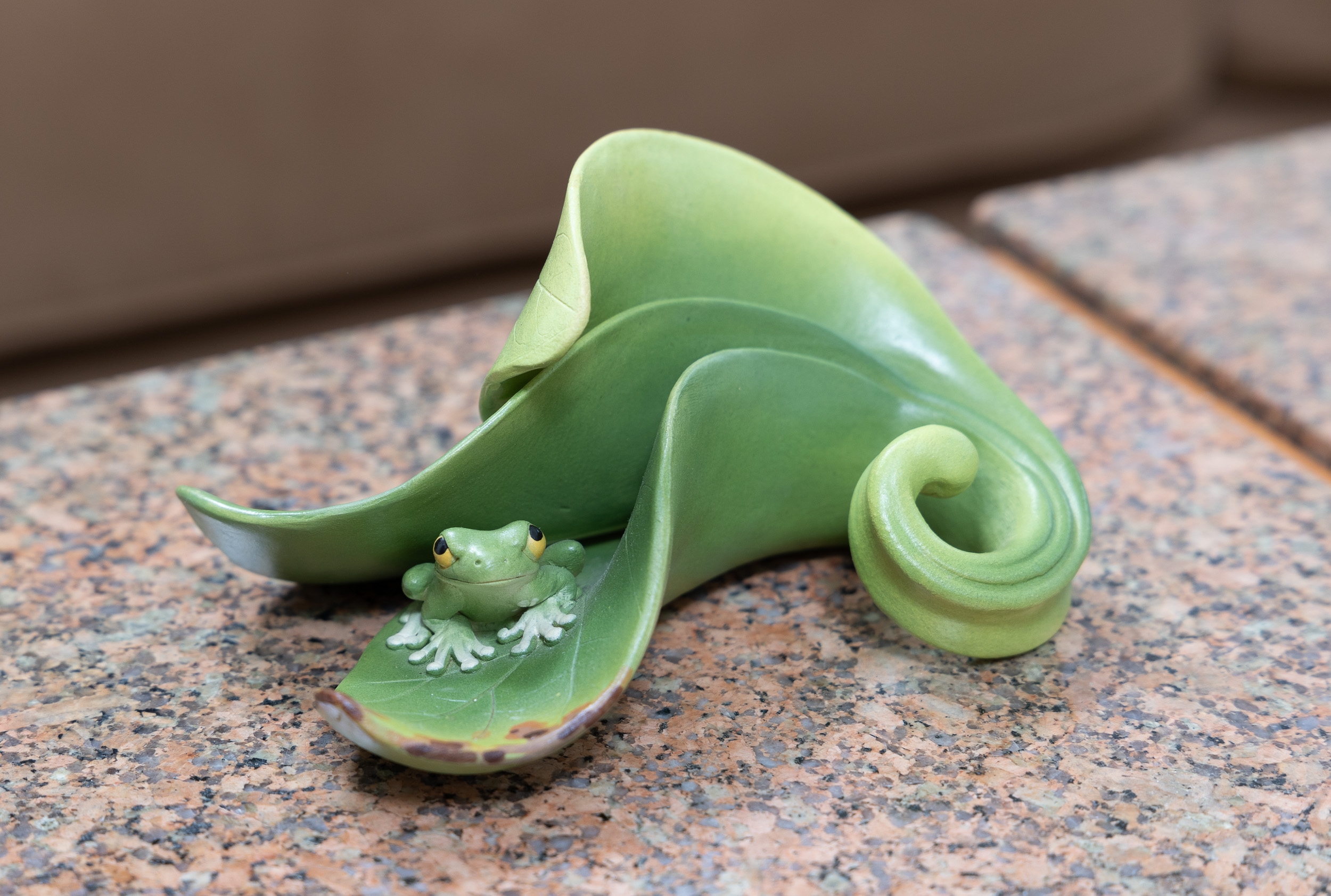 Lindsay Muir | A Lindsay Muir signed pottery frog on leaf | MutualArt