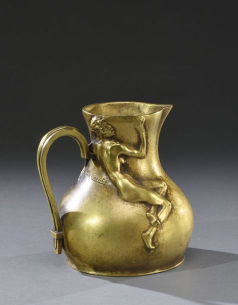 Alexandre Charpentier | Pichet en bronze doré à petit bec verseur et ...