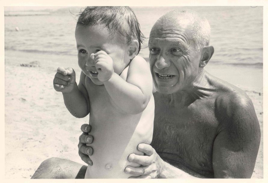 Robert Capa | Pablo Picasso et son fil Claude sur la plage de Golfe ...