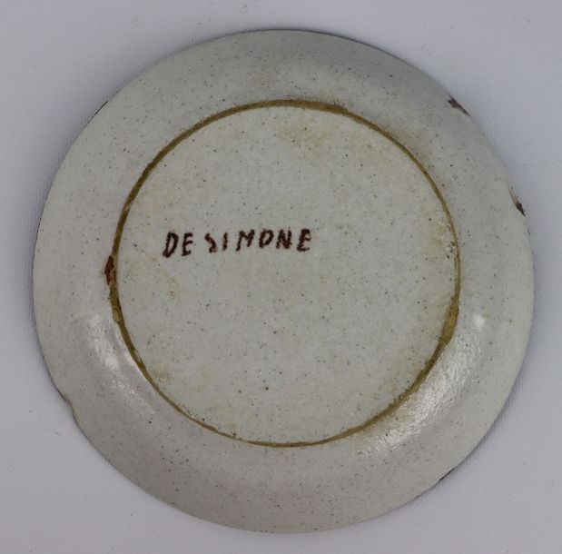 Giovanni de Simone | Assiette en céramique à décor d'une femme portant des fruits. | MutualArt