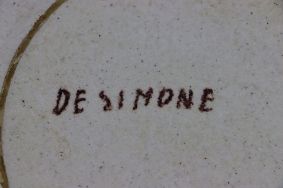 Giovanni de Simone | Assiette en céramique à décor d'une femme portant des fruits. | MutualArt