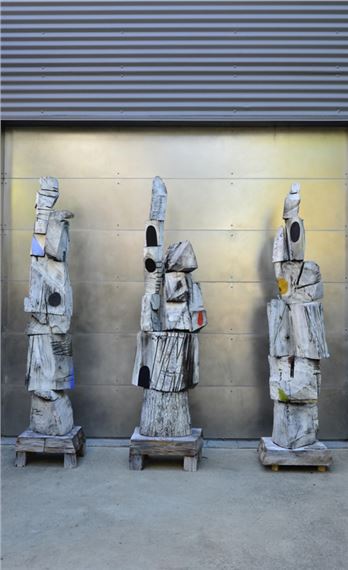 Robert Brady | Exhibitions | MutualArt