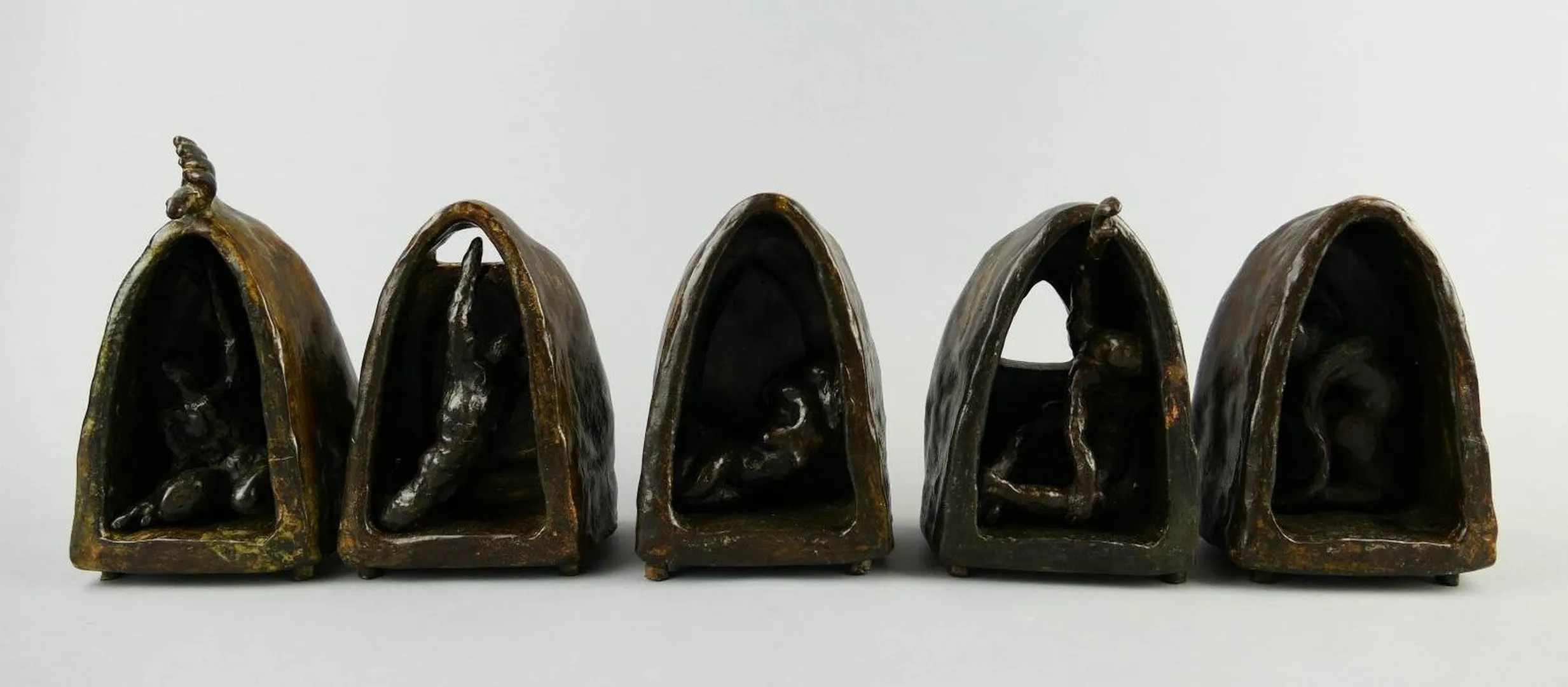 Anne Bell | Cinq personnages dans des alcôves triangulaires | MutualArt