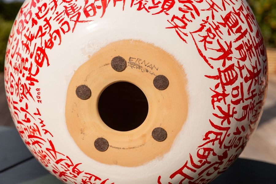 Wan Yin Leung | Pomme calligraphiée en faïence émaillée blanche à décor ...