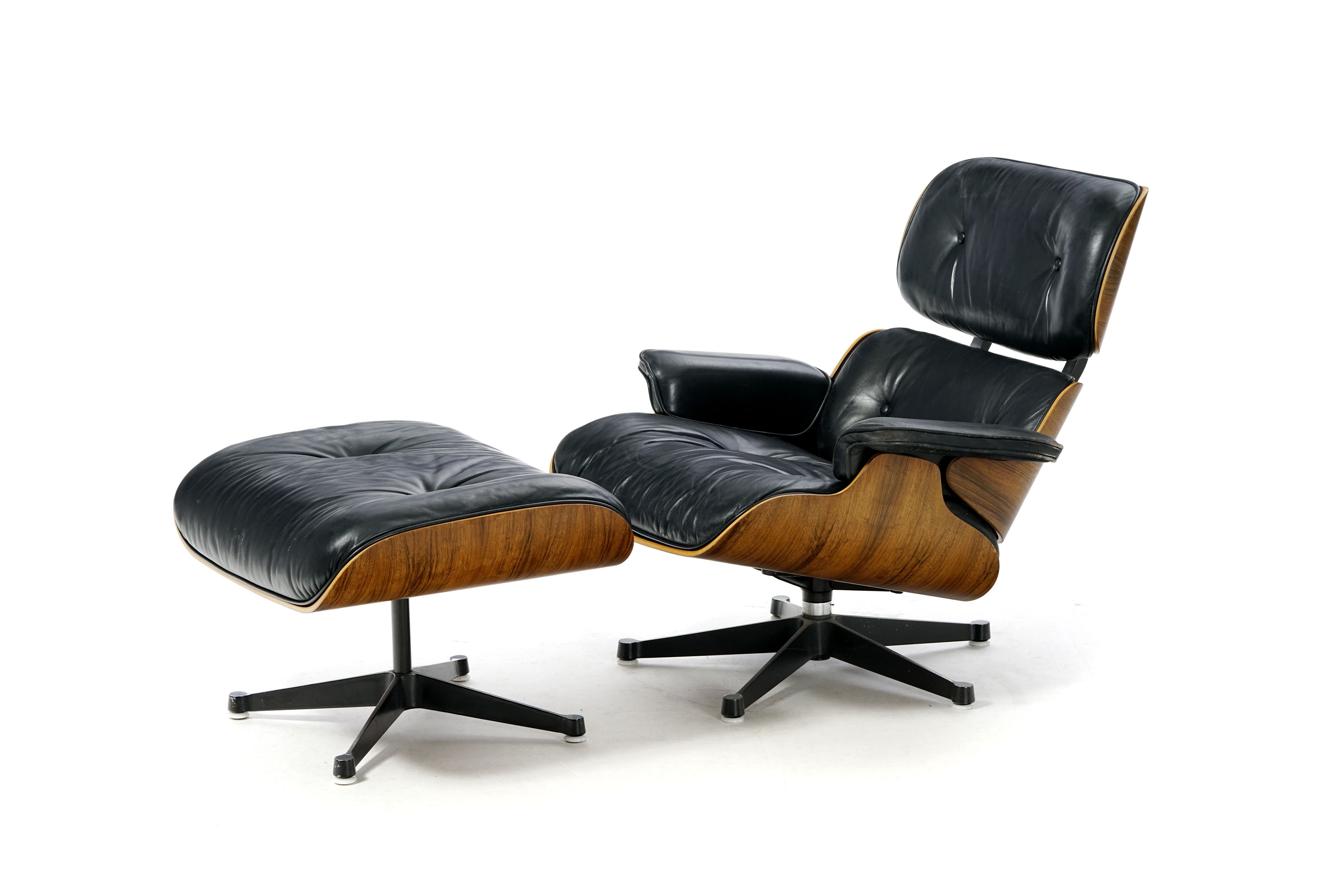 Charles & Ray Eames | Fauteuil Lounge Chair et son ottoman (1956 - 1980) | MutualArt
