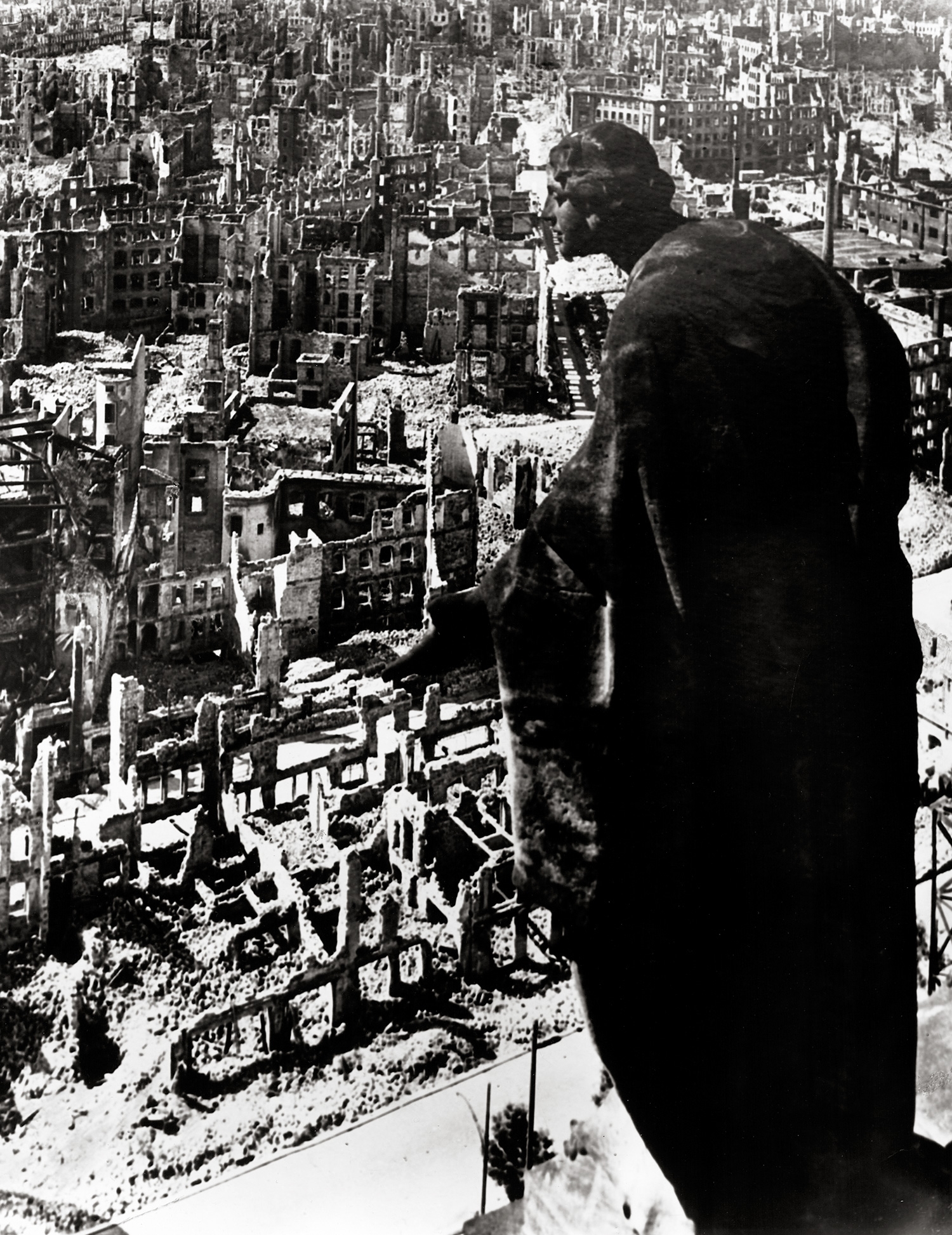 Richard Peter Sen | Kraftfahrpark im Ausstellungsgelände, Dresden,1946 ...