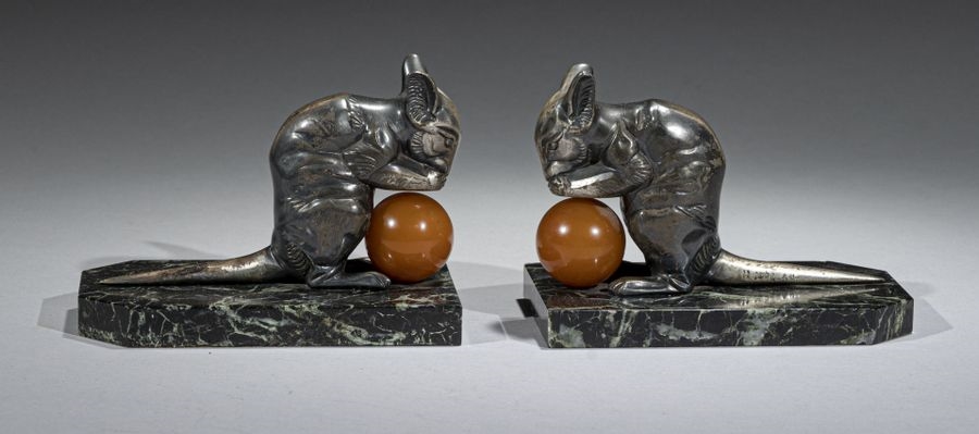 Hippolyte François Moreau | Paire de serre-livre en régule à patine ...