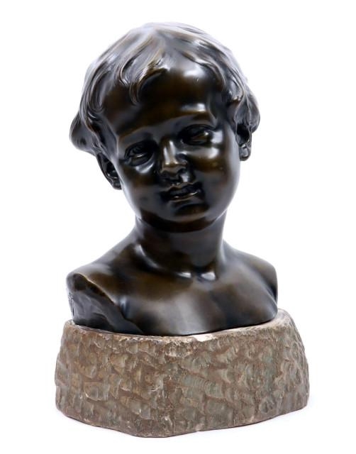 Léon Morice | Een kinderkopje rustend op stenen voetstuk | MutualArt
