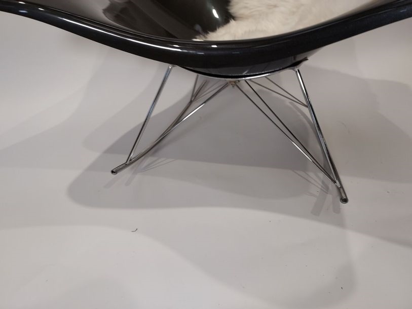 Thomas Pedersen | Rocking-chair en métal et fibre de verre | MutualArt