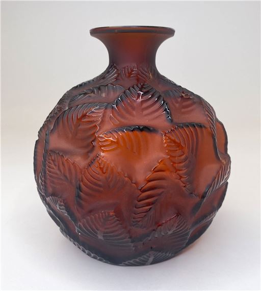 René Lalique | RENE LALIQUE AMBER ORMEAUX VASE | MutualArt